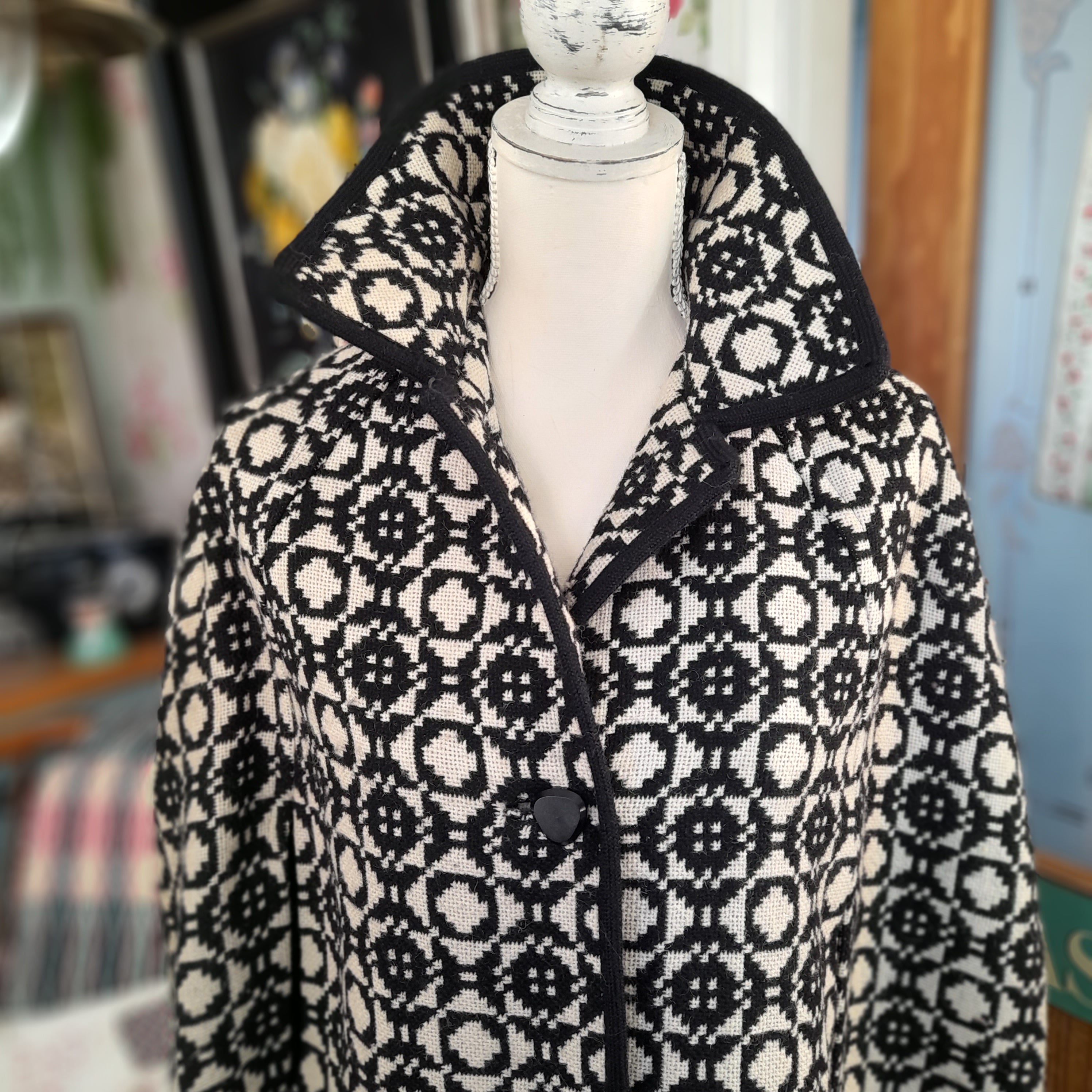 Vintage Welsh Tapestry Cape in Black & White Monochrome – Bellemoon ...